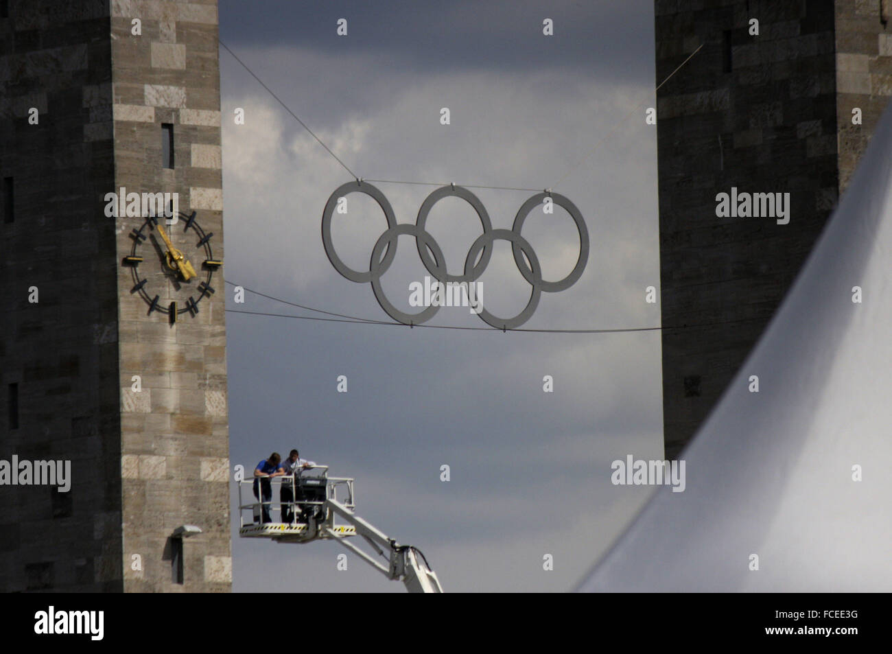 Olympische Ringe am Olympiastadion di Berlino Foto stock - Alamy