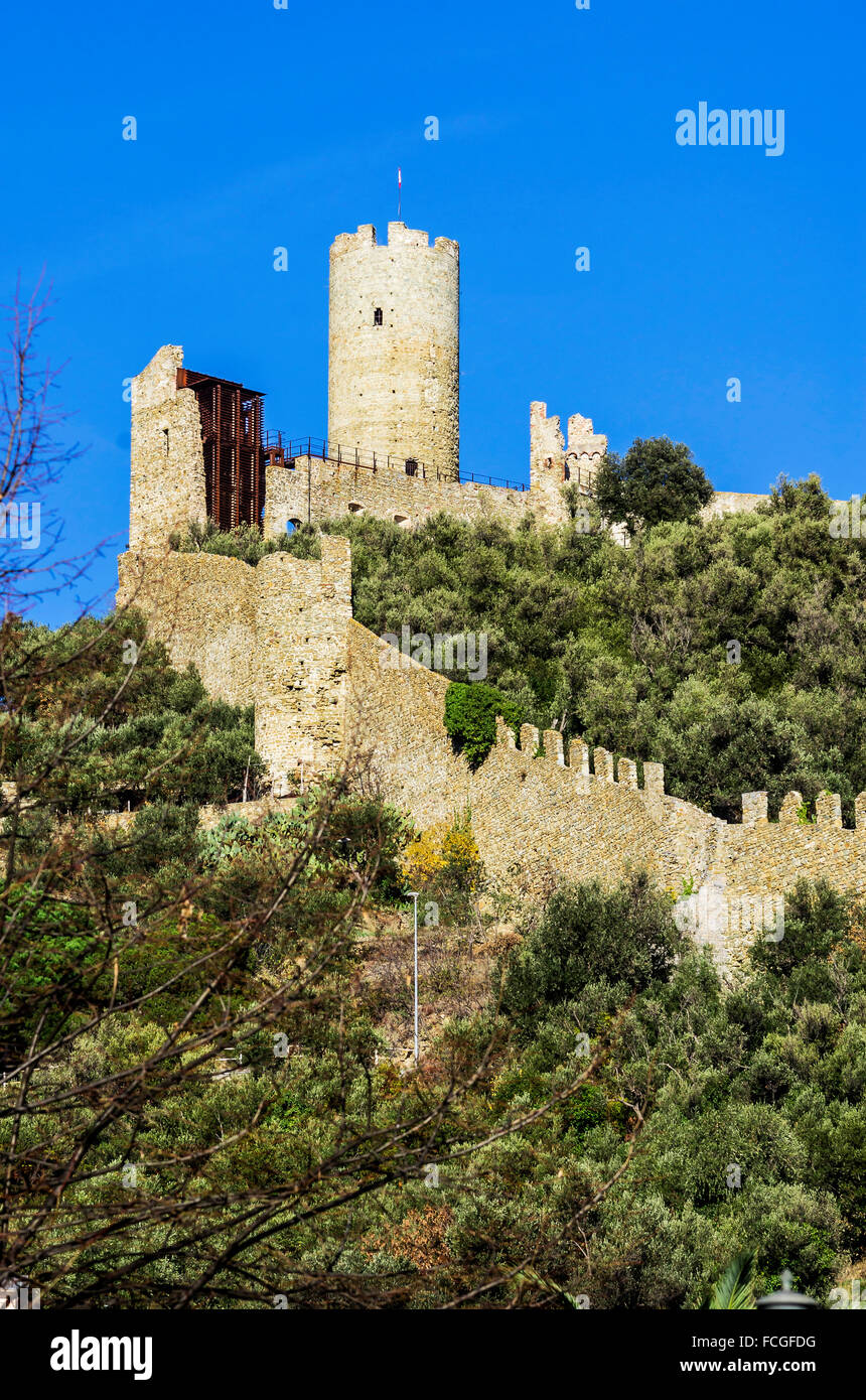 Castello di noli immagini e fotografie stock ad alta risoluzione - Alamy