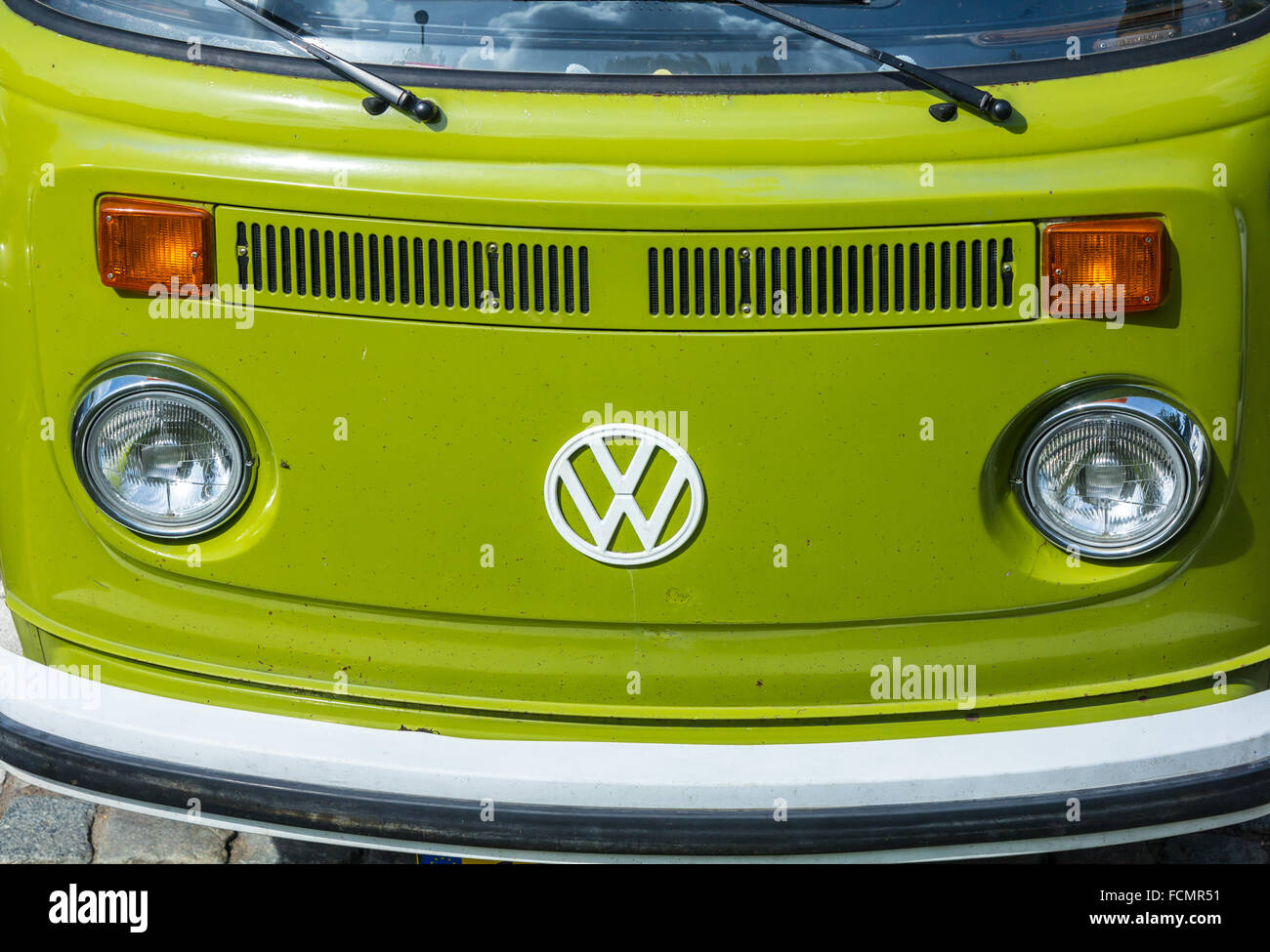 Green kombi volkswagen camper van immagini e fotografie stock ad alta ...