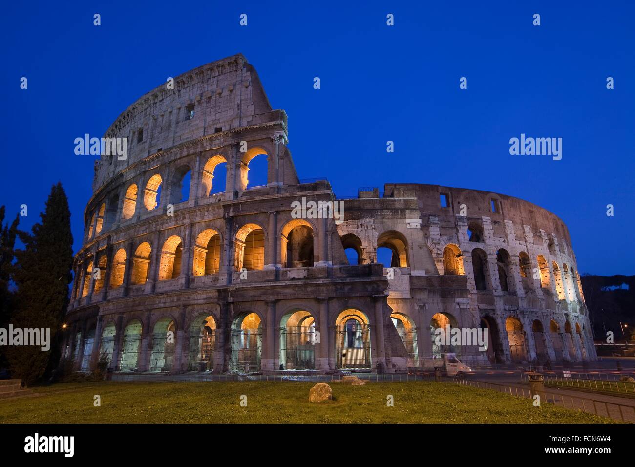 Il Colosseo romano di notte, Roma, Lazio, l'Italia, l'Europa Foto stock ...