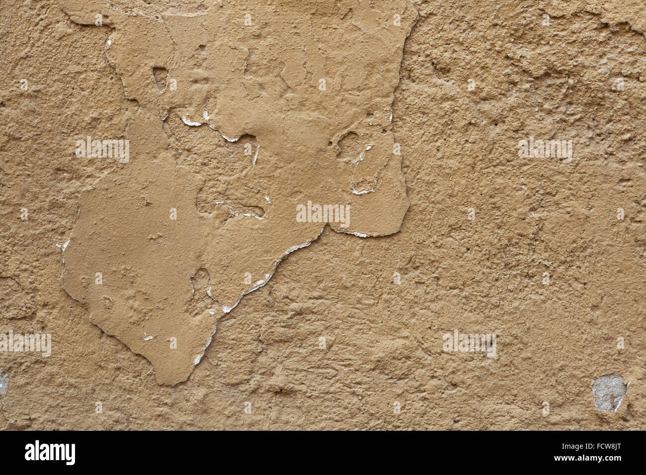 Vecchia dipinte di color ocra parete in stucco con intonaco rotto ...