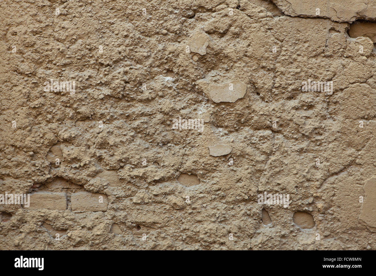 Vecchia dipinte di color ocra parete in stucco con intonaco rotto ...