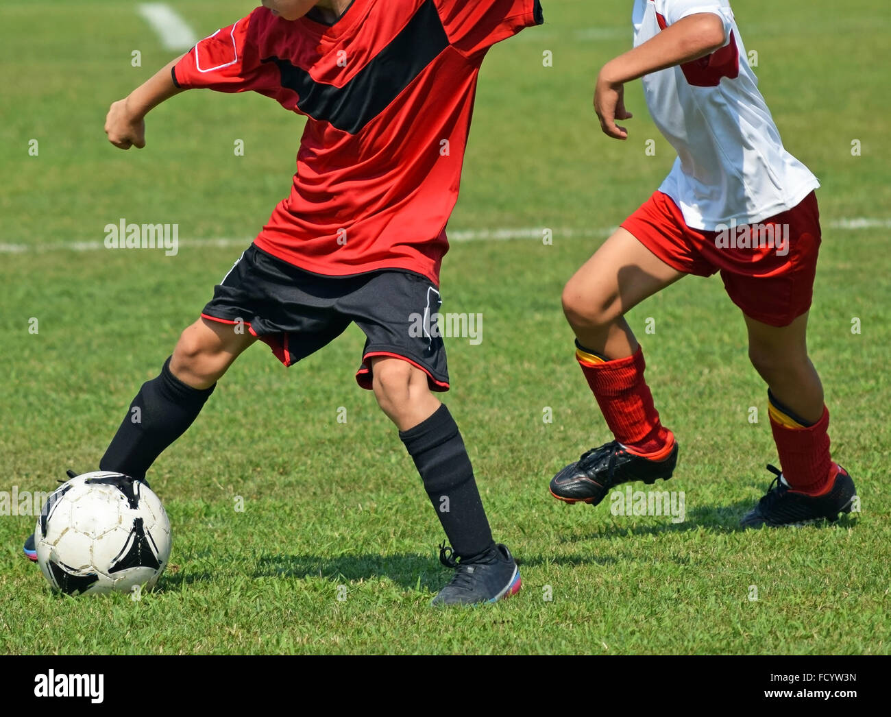 Bambini che giocano a calcio immagini e fotografie stock ad alta ...