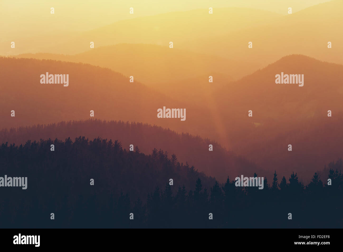 Sagome di montagna immagini e fotografie stock ad alta risoluzione - Alamy