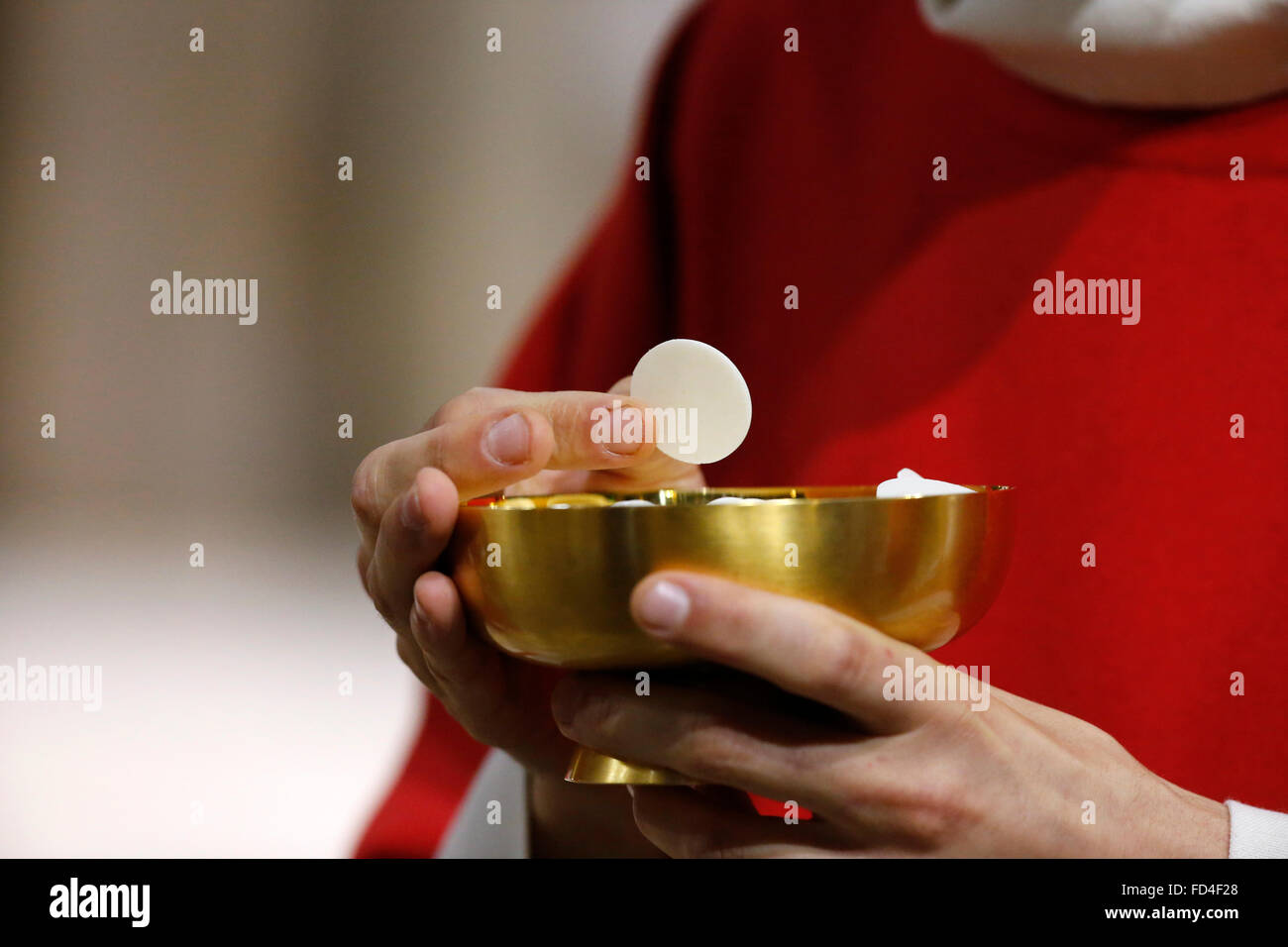 Sacerdote cattolico di dare la santa comunione Foto stock - Alamy