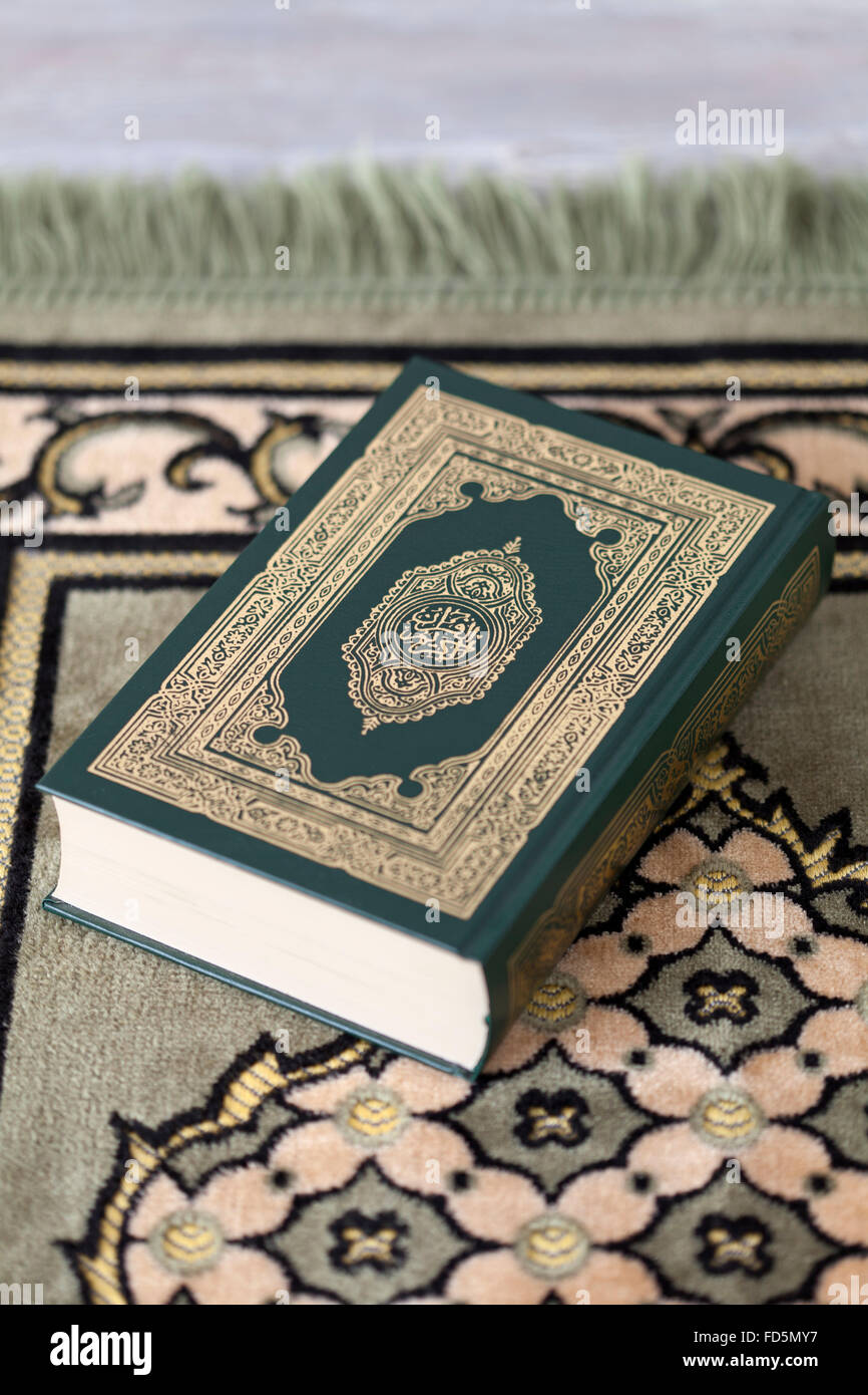 Libro sacro dell'islam immagini e fotografie stock ad alta risoluzione ...