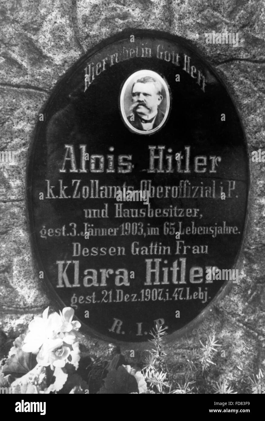The grave of the parents of adolf hitler Foto e Immagini Stock in ...