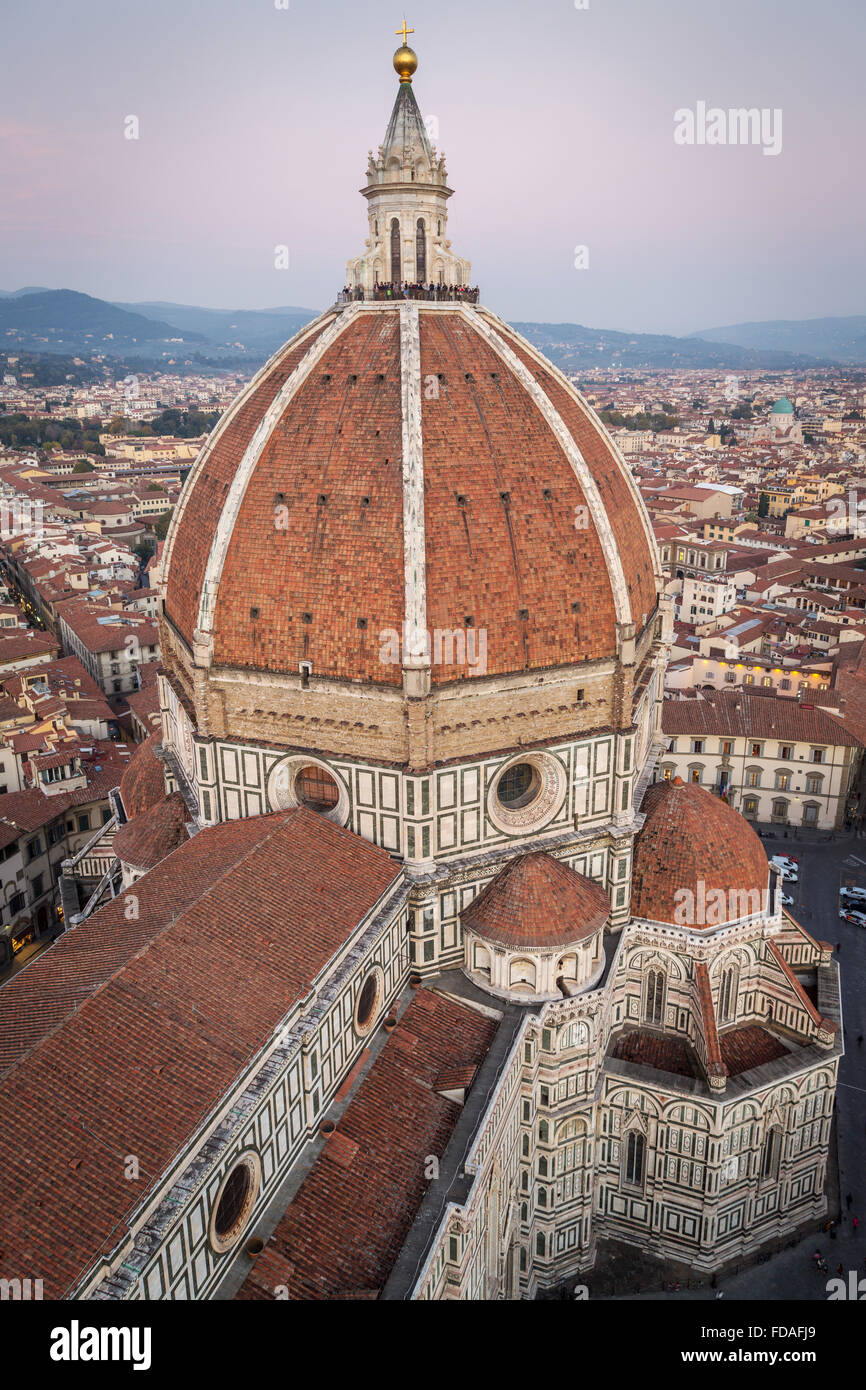 Il Duomo di Firenze con il centro storico di Firenze, Toscana, Italia ...