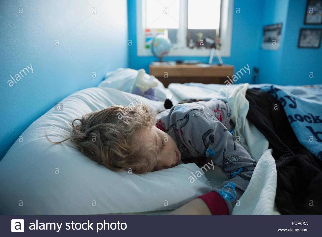 Persona Che Dorme Nel Letto Immagini e Fotos Stock - Alamy