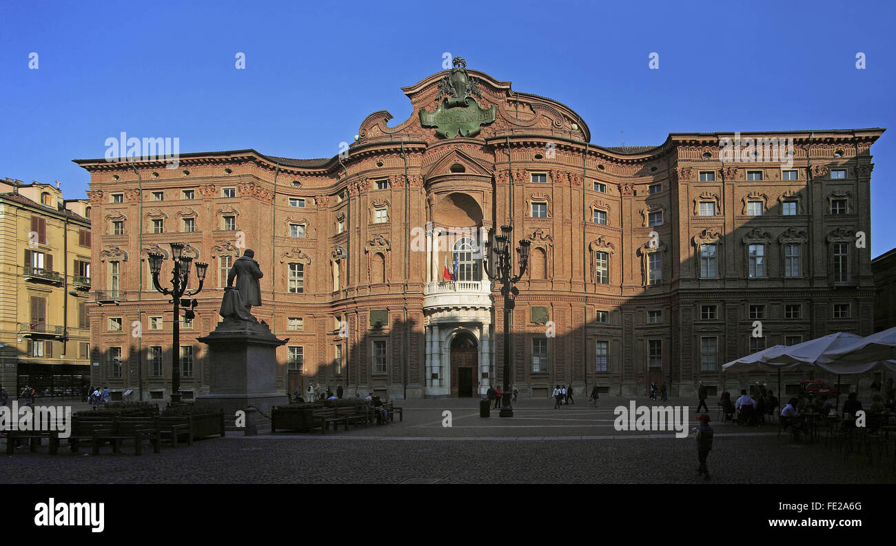 Palazzo Carignano e la piazza Carignano, facciata barocca del 600 ... Palazzo Carignano e la piazza Carignano, facciata barocca del 600 ...
