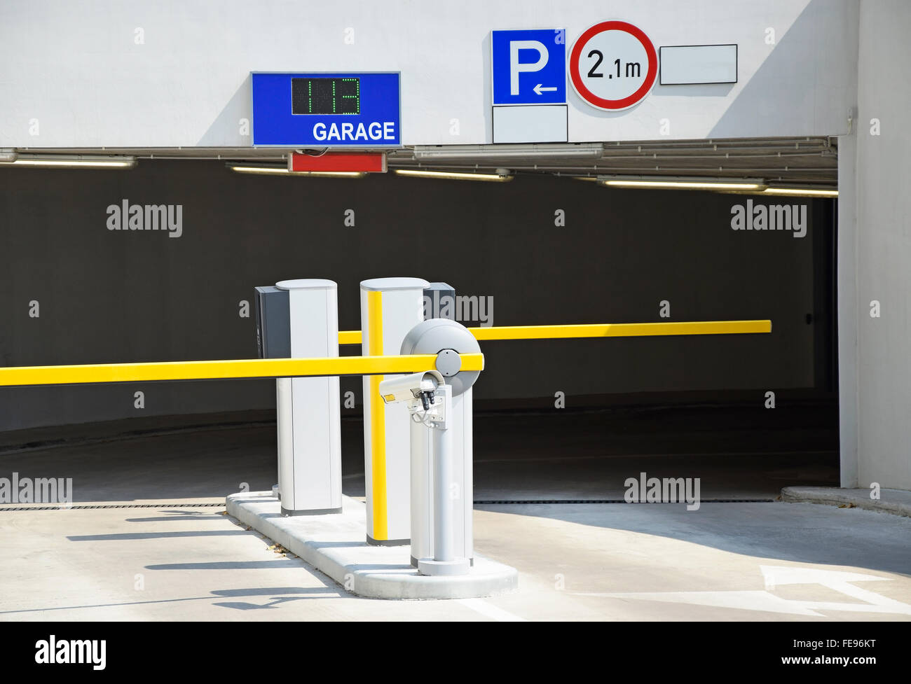 Ingresso del garage immagini e fotografie stock ad alta risoluzione - Alamy