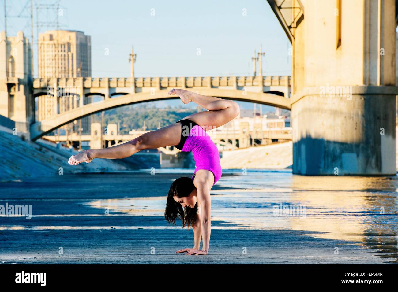 Donna gambe aperte immagini e fotografie stock ad alta risoluzione - Alamy