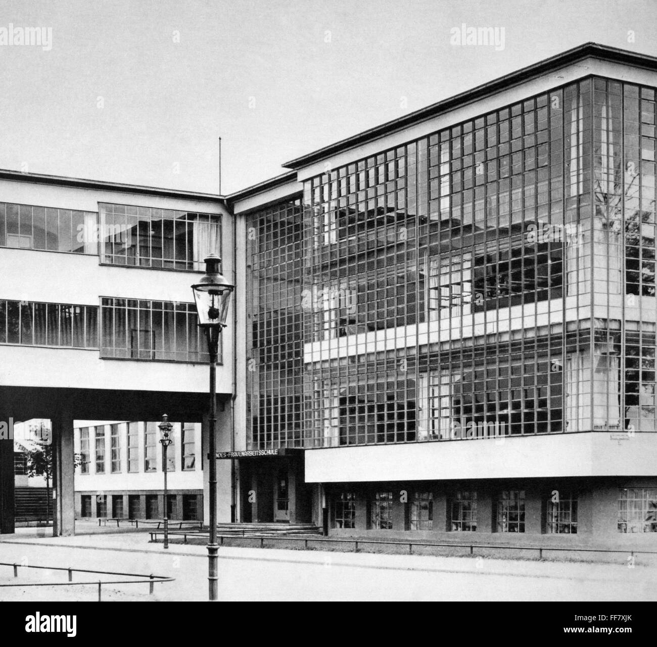 Bauhaus building walter gropius dessau Foto e Immagini Stock in Bianco ...