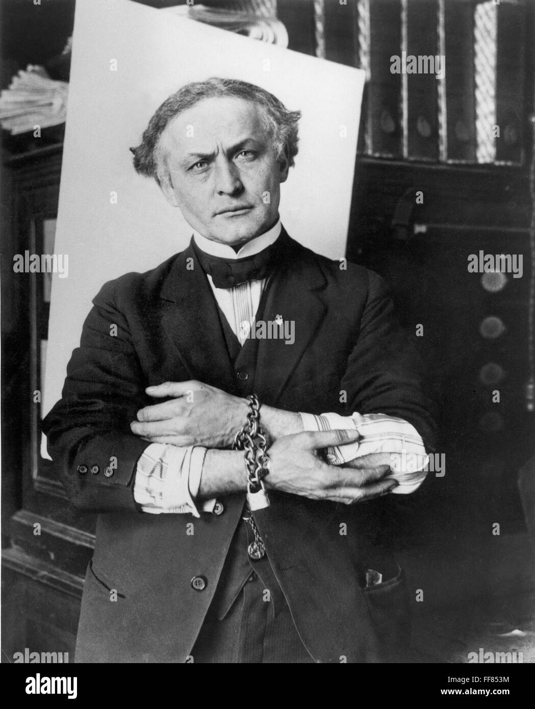 HARRY HOUDINI (1874-1926)./nAmerican mago. Houdini, in manette e catene ...