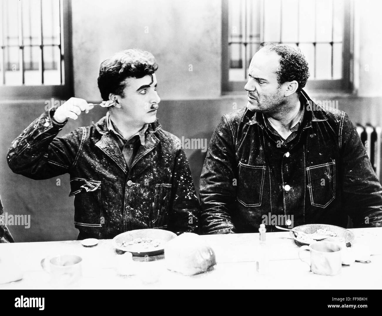 CHAPLIN: tempi moderni, 1936. /NCharlie Chaplin in una scena del film ...