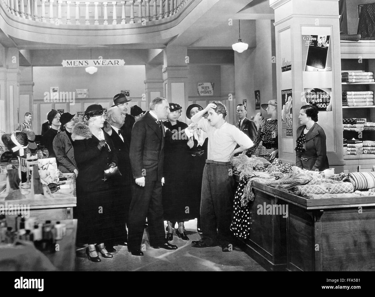 CHAPLIN: tempi moderni, 1936. /NCharlie Chaplin in una scena del film ...