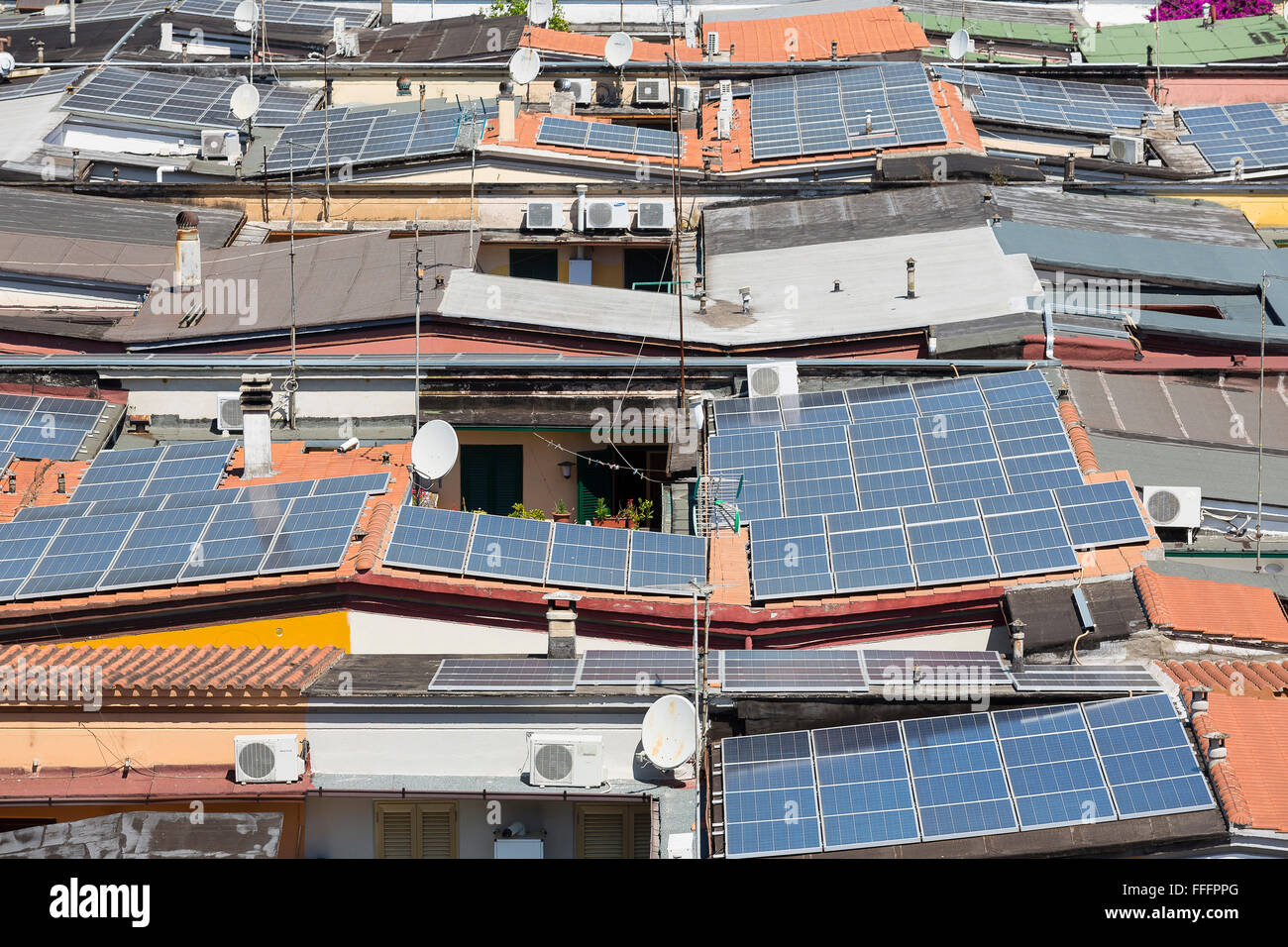Tetto e pannelli solari immagini e fotografie stock ad alta risoluzione ...