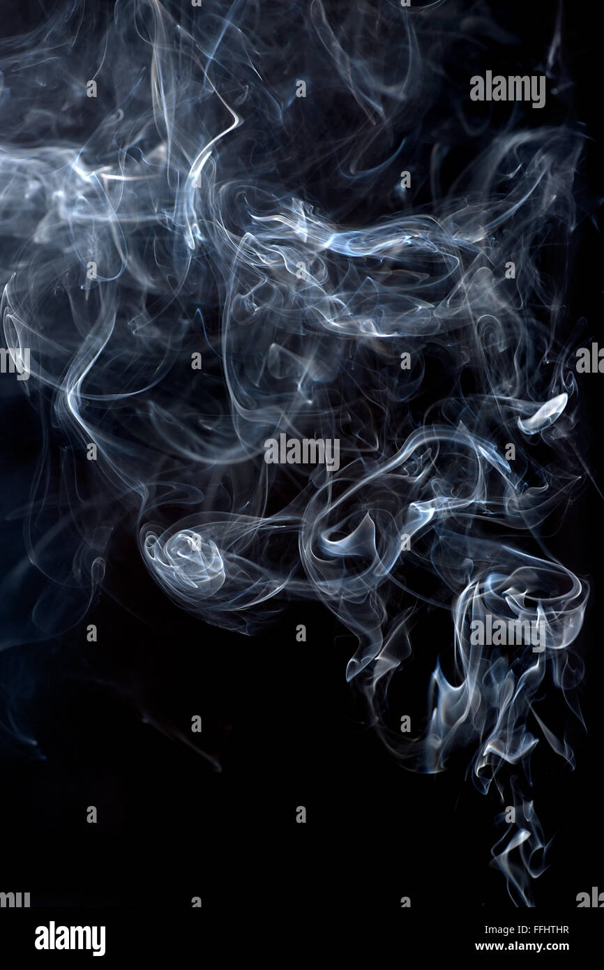 Fumo su sfondo nero immagini e fotografie stock ad alta risoluzione - Alamy