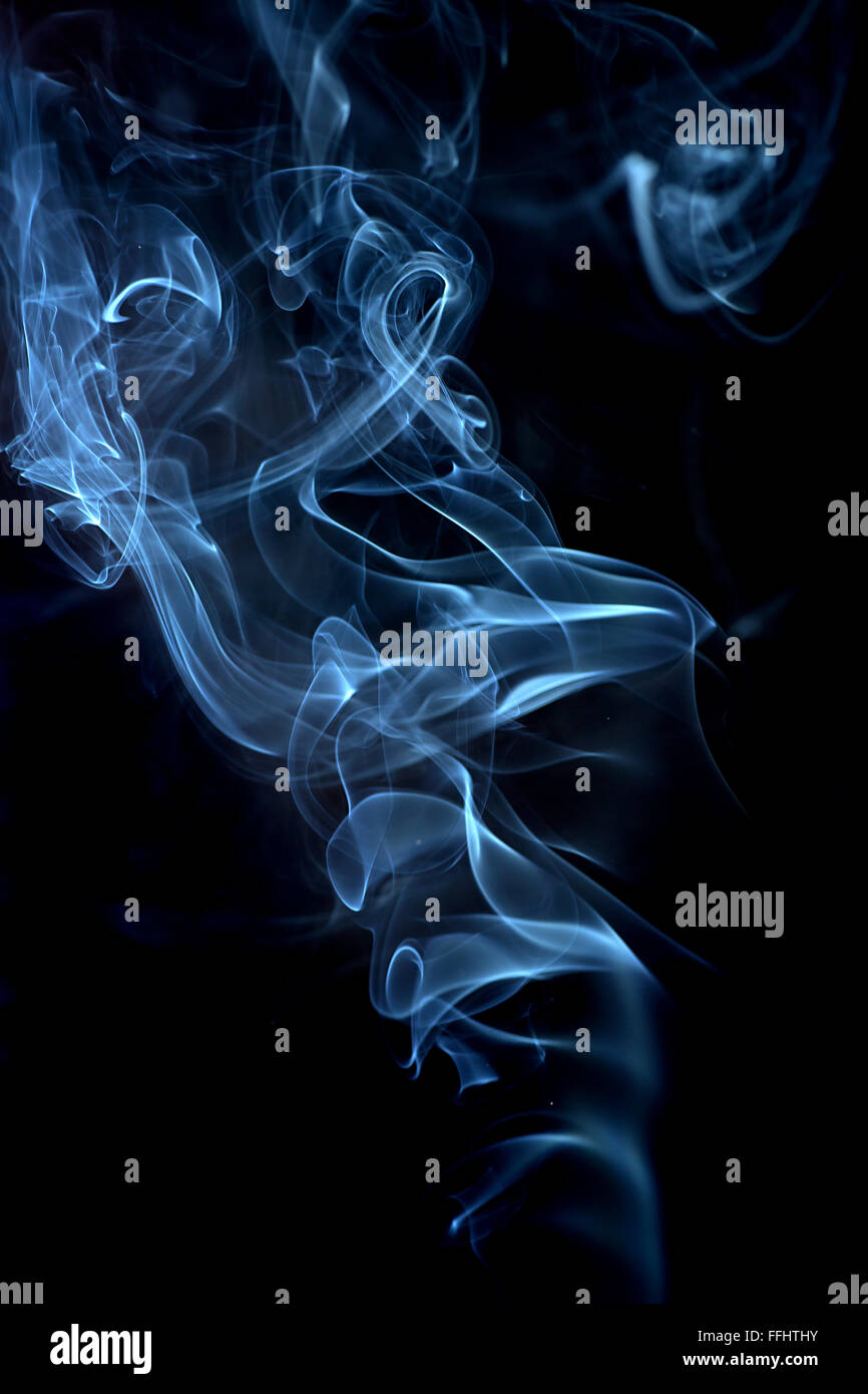 Fumo su sfondo nero immagini e fotografie stock ad alta risoluzione - Alamy