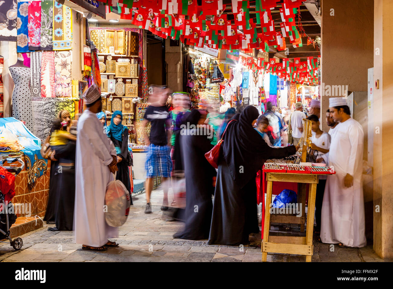 Turisti e Omani People Shopping al souk Muttrah (Al) Dhalam, Muttrah ...