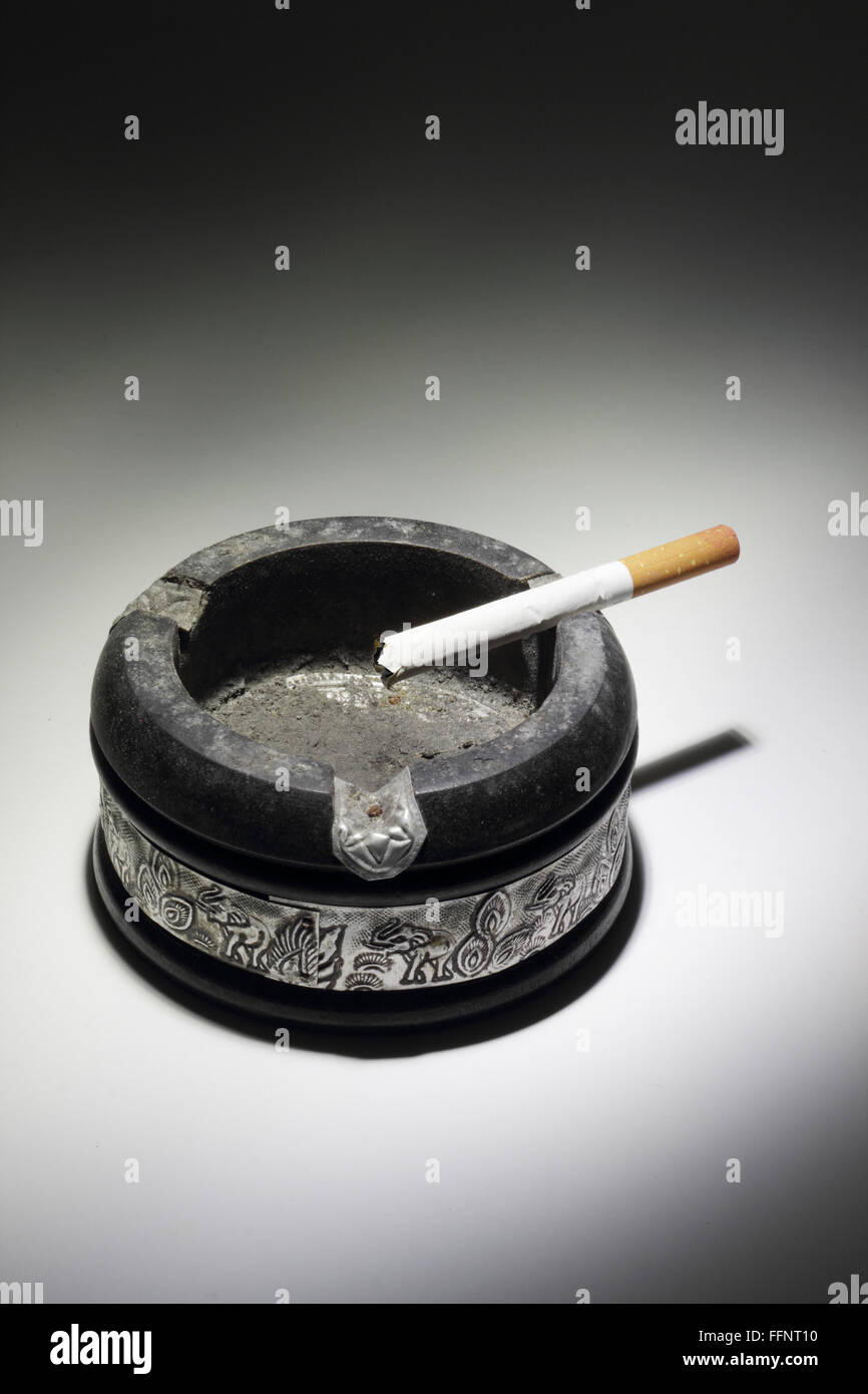 Ceneri di sigaretta immagini e fotografie stock ad alta risoluzione - Alamy