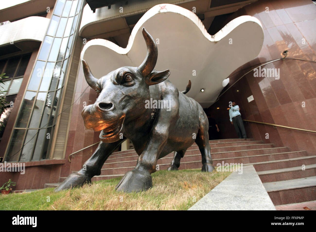 Statua di bronzo del toro immagini e fotografie stock ad alta ...