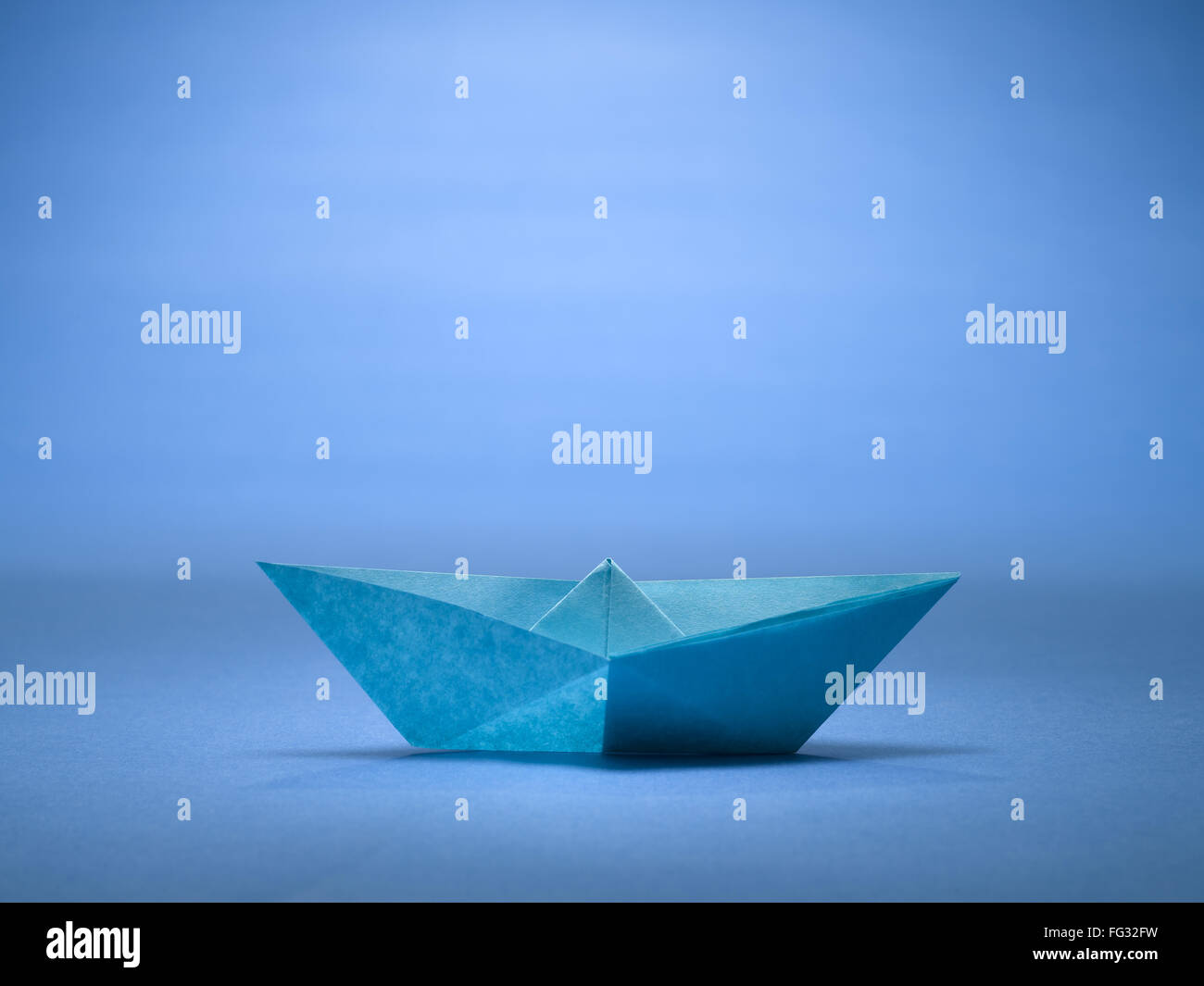 Barchetta origami immagini e fotografie stock ad alta risoluzione - Alamy