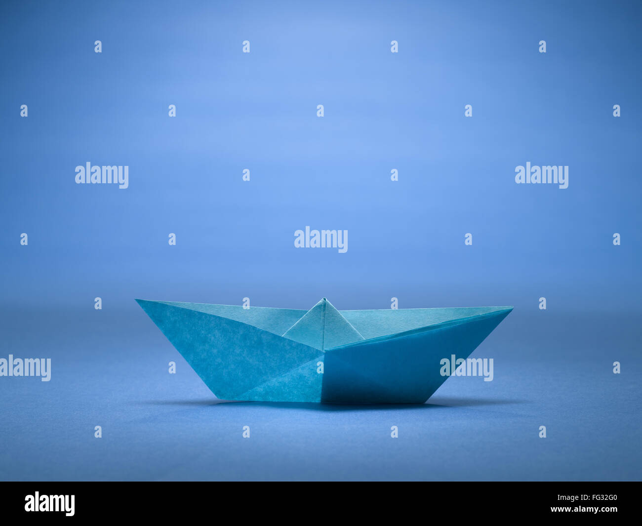 Barchetta origami immagini e fotografie stock ad alta risoluzione - Alamy