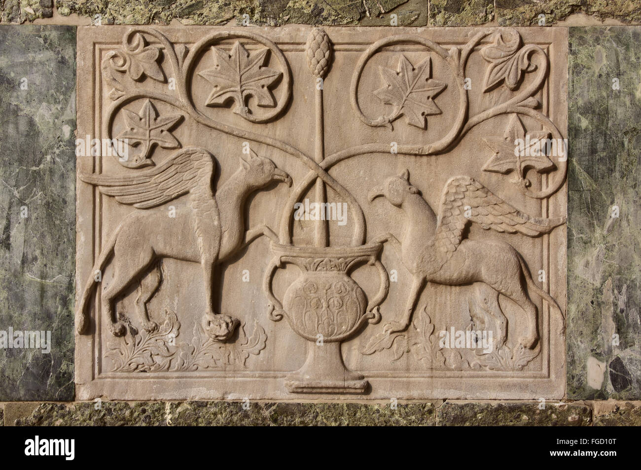 Splendido rilievo marmoreo di due grifoni dalla Basilica di San Marco ...