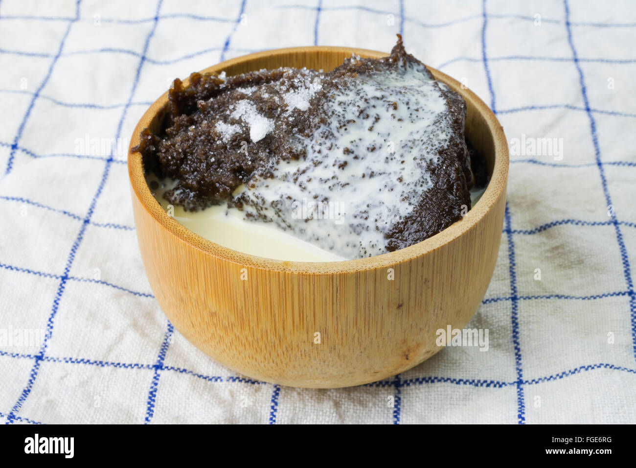 Pudding pasquale finlandese con crema e zucchero, budino di segala ...