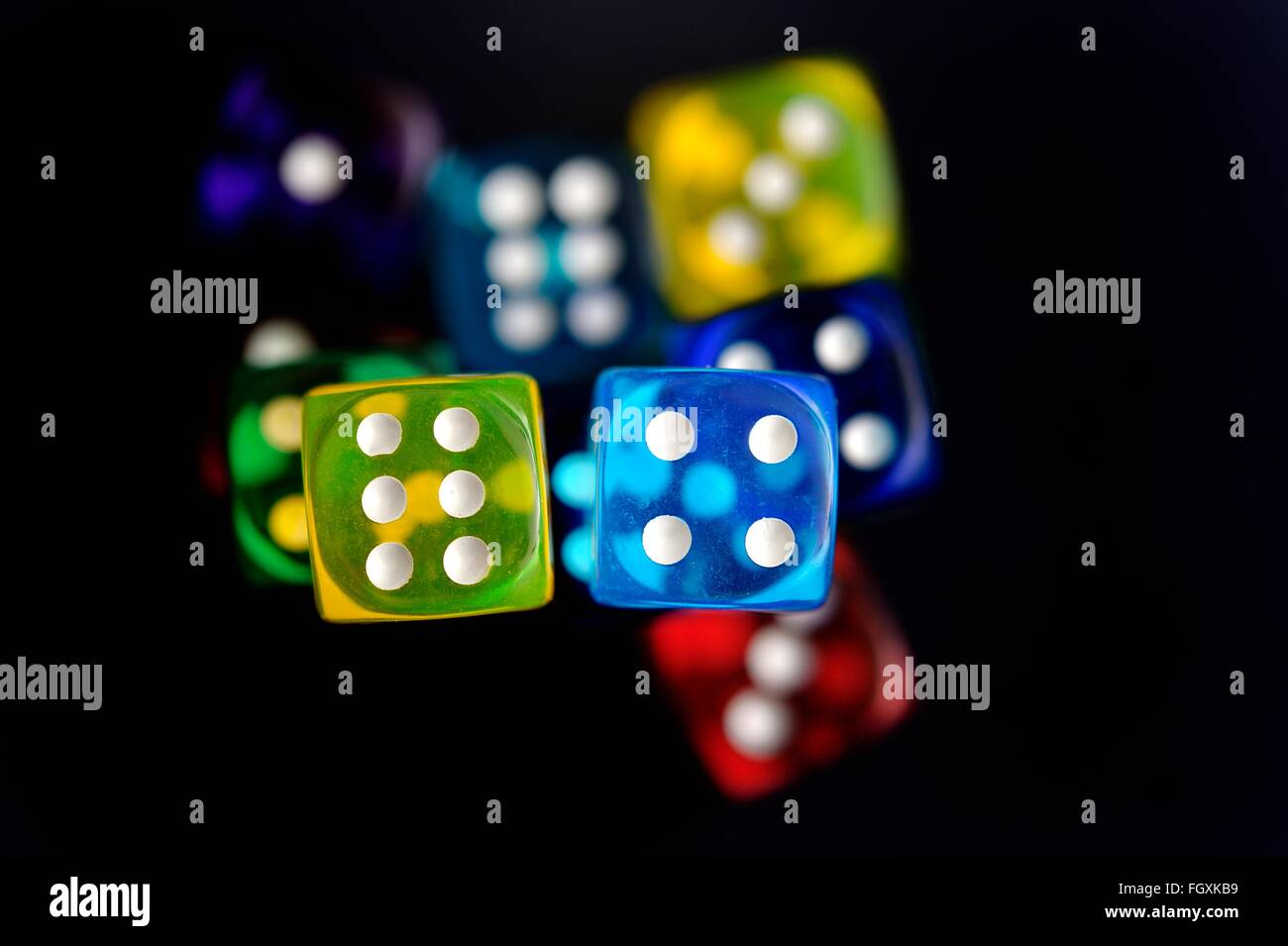 Dadi colorati assortiti colorati immagini e fotografie stock ad alta ...