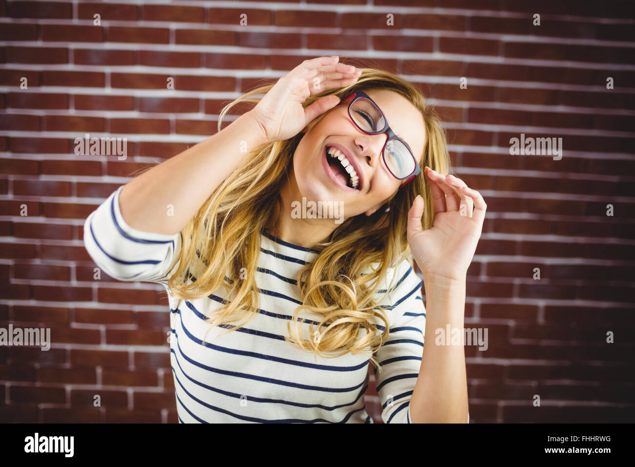 Bionda che balla immagini e fotografie stock ad alta risoluzione - Alamy