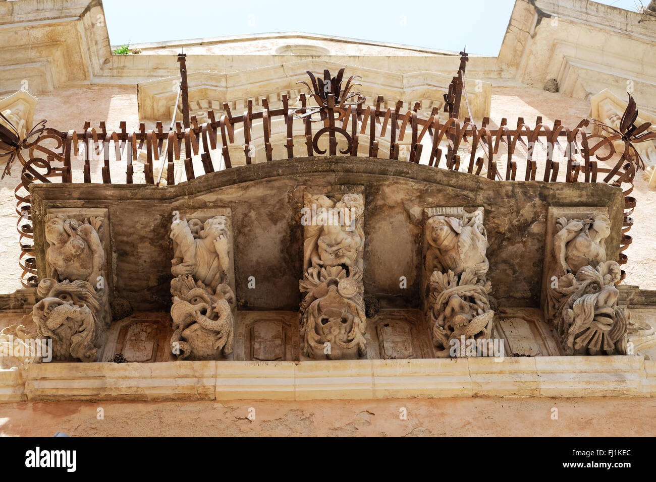 Vista del barocco tipico mascheroni ecc... sotto i balconi di Palazzo ...