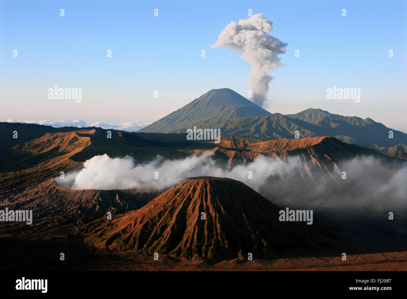 Vulcano dell'indonesia immagini e fotografie stock ad alta risoluzione ...