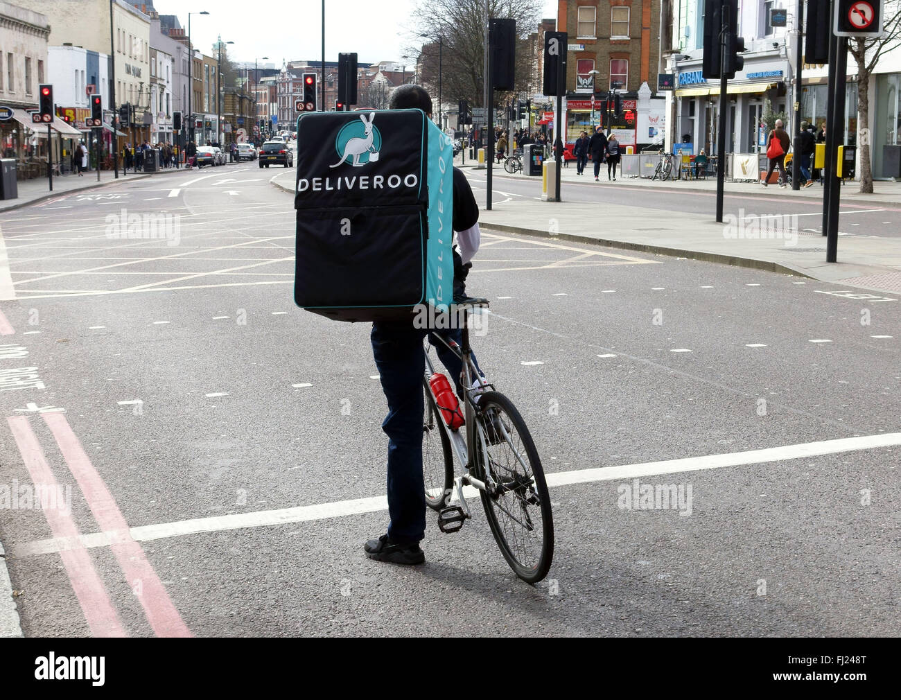 Deliveroo food delivery courier box immagini e fotografie stock ad alta ...