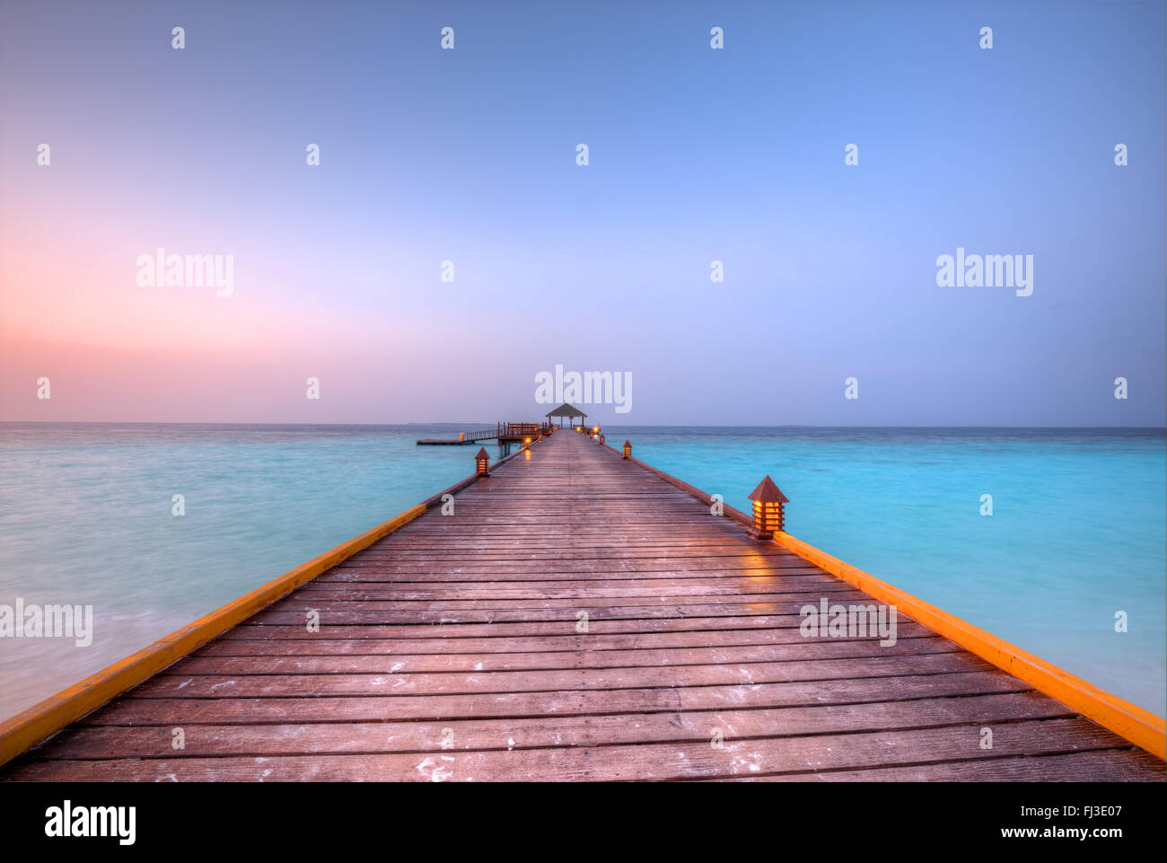 Pontile in legno al tramonto immagini e fotografie stock ad alta ...