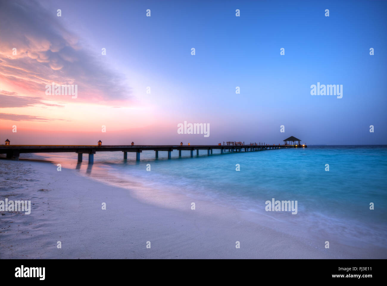 Pontile in legno al tramonto immagini e fotografie stock ad alta ...