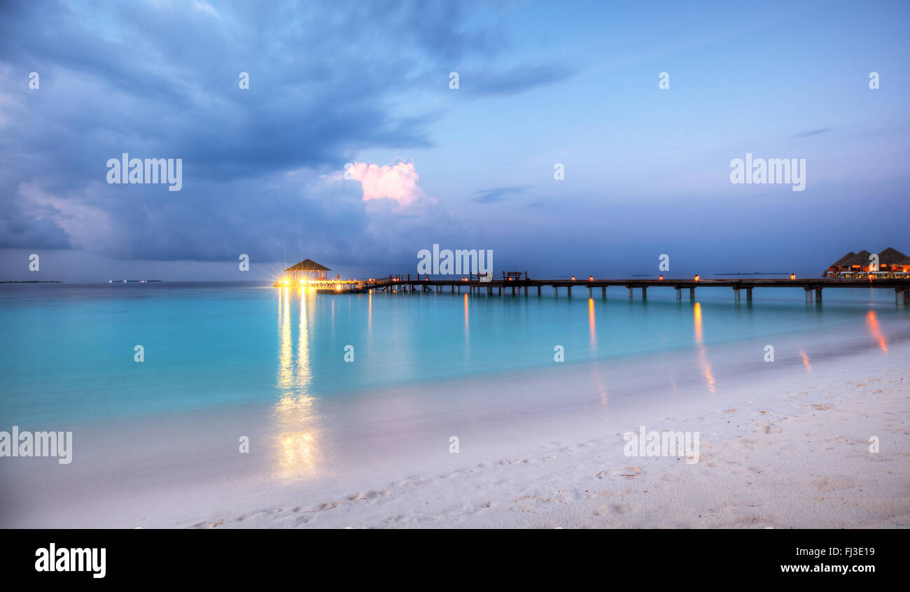 Pontile in legno al tramonto immagini e fotografie stock ad alta ...