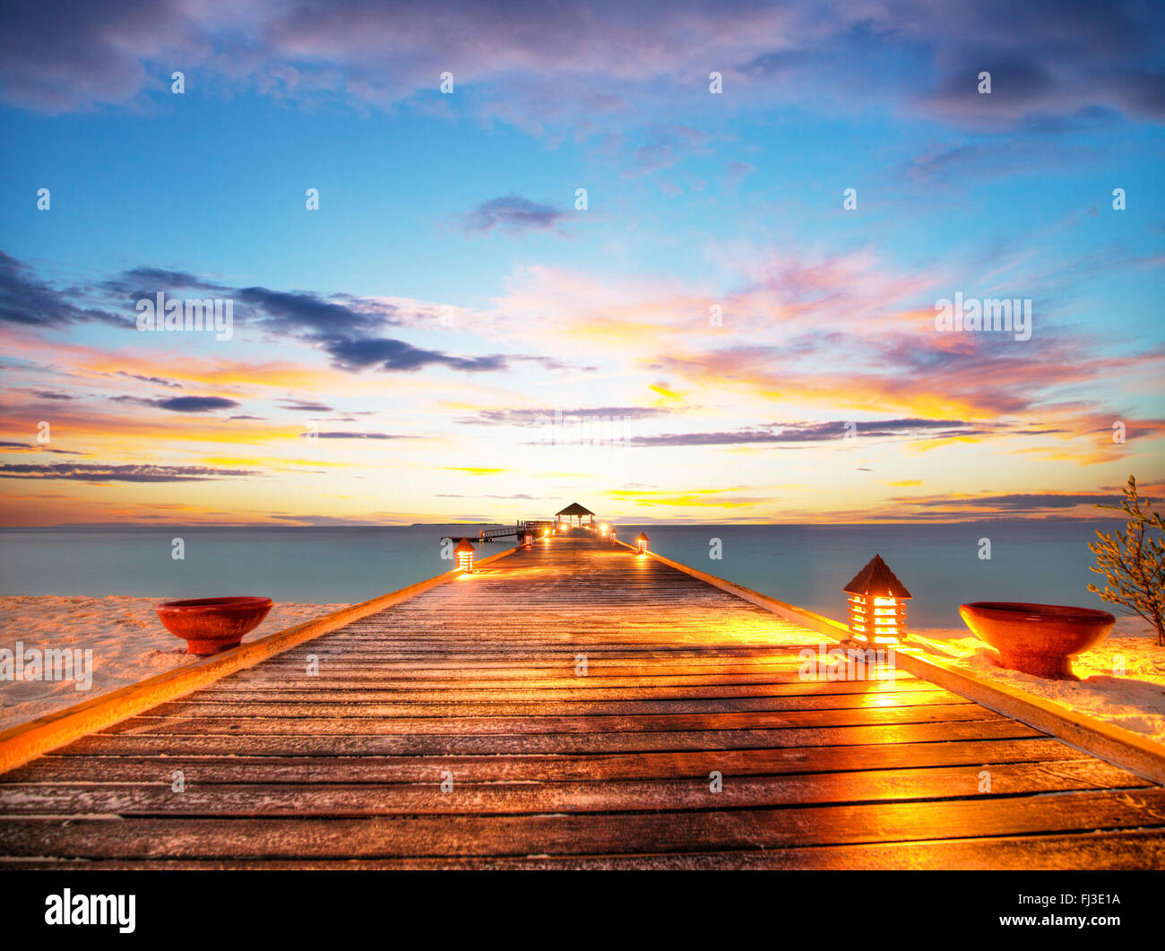 Pontile in legno al tramonto immagini e fotografie stock ad alta ...