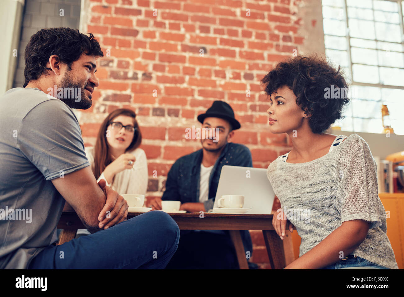 Quattro persone al tavolo del bar immagini e fotografie stock ad alta ...