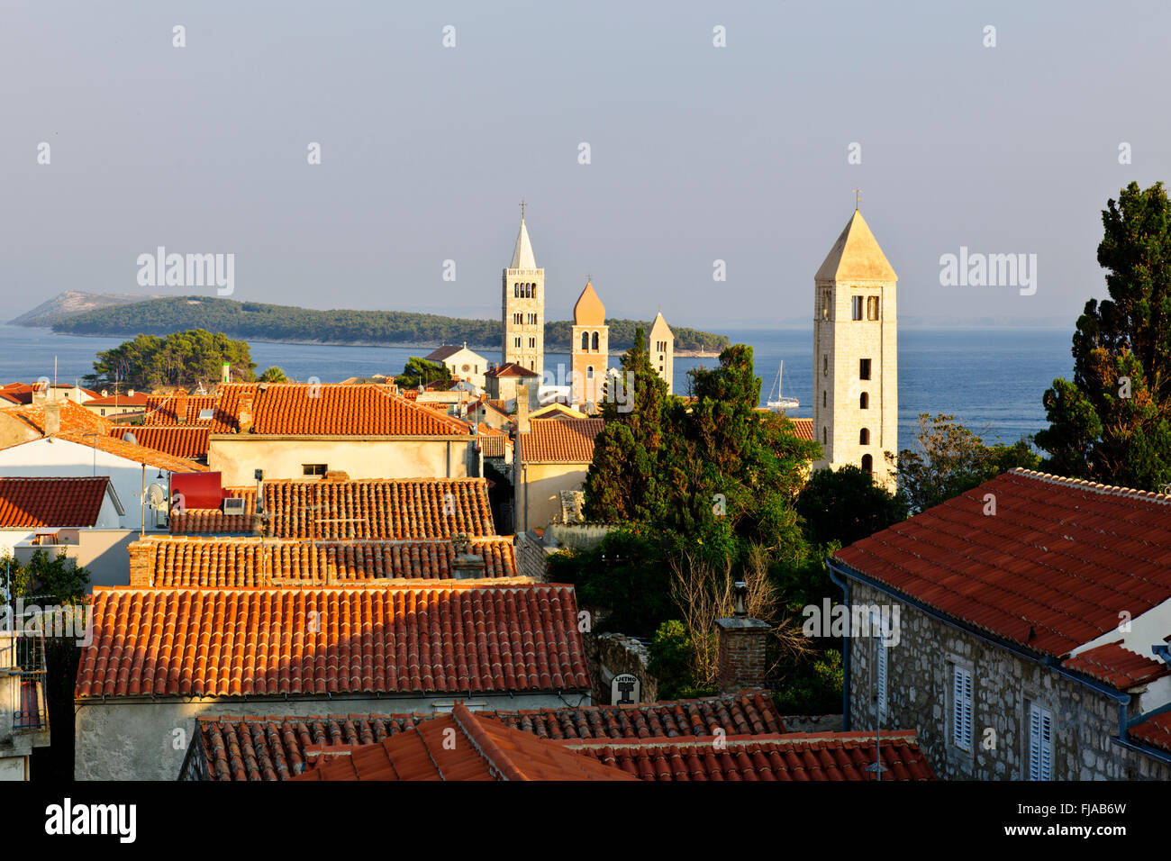 Arbe Isl,Città di Rab,Porto,Campanili,tetti, pareti di capperi ...