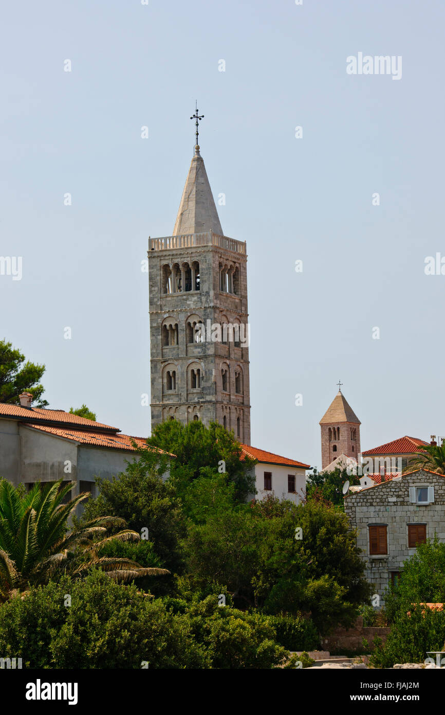 Arbe Isl,Città di Rab,Porto,Campanili,tetti, pareti di capperi ...