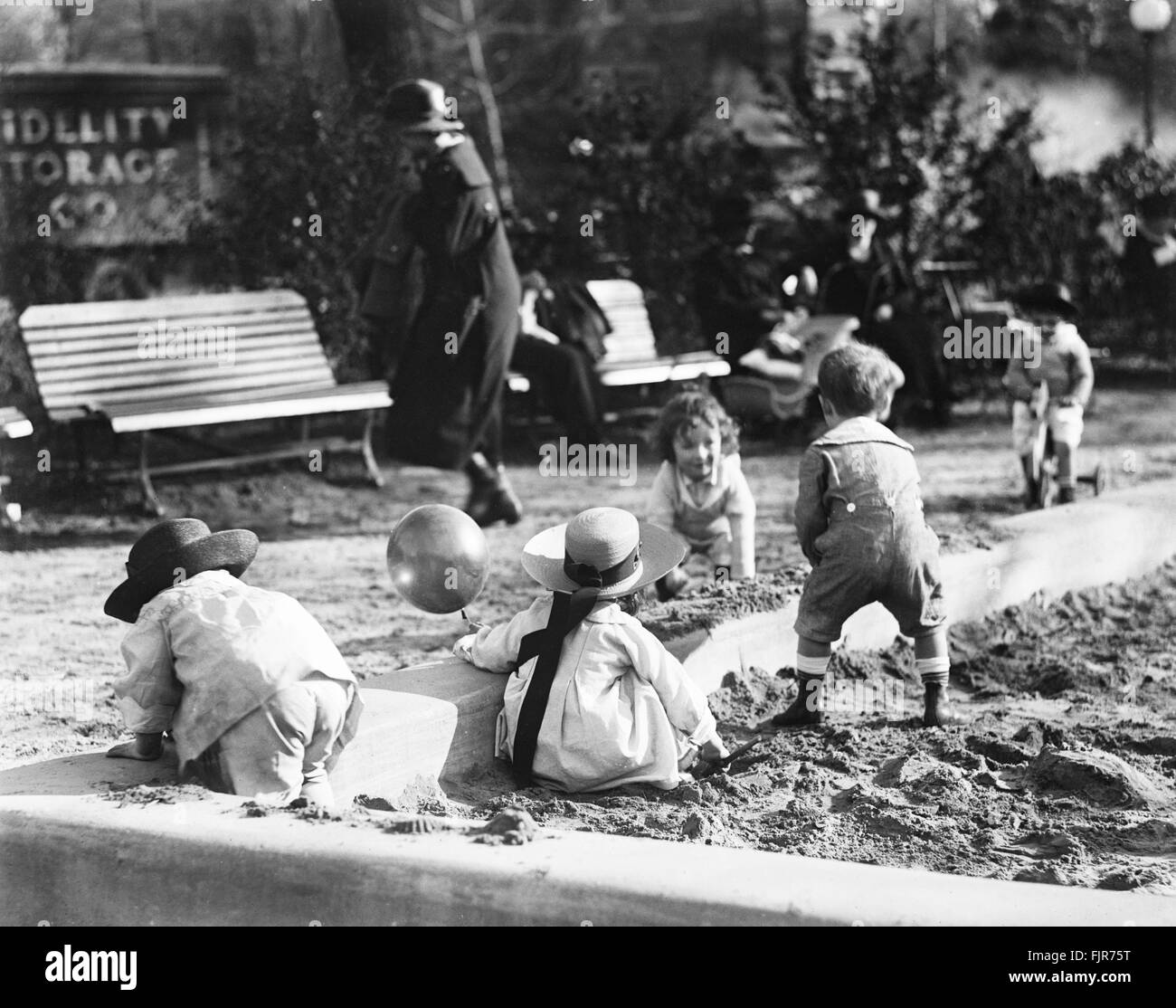 Bambini storici che giocano fuori immagini e fotografie stock ad alta ...