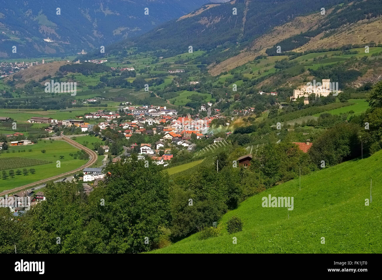 Il castello di dorf tirolo immagini e fotografie stock ad alta ...