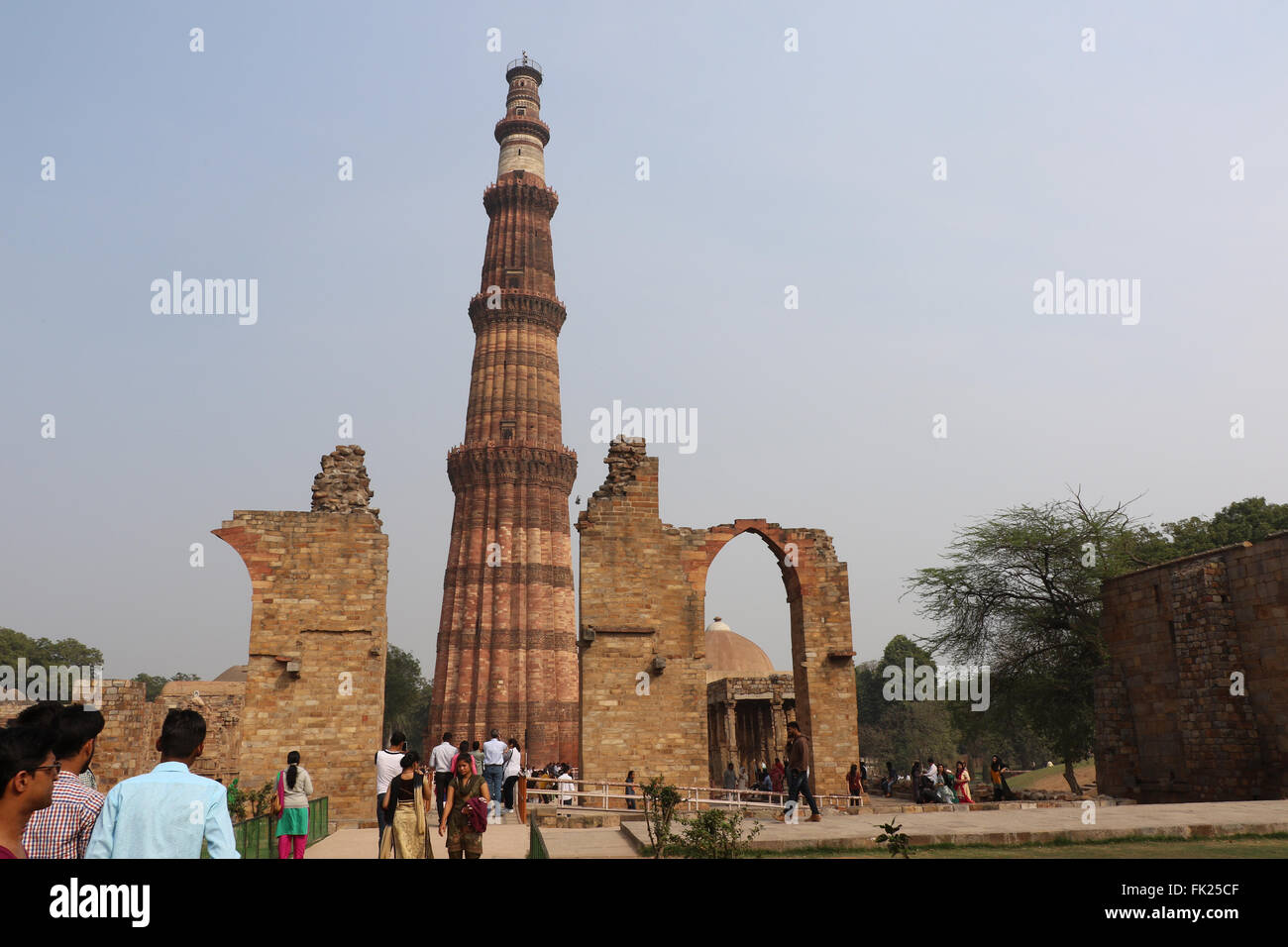 Qutub Minar cortile e le sue rovine - il più alto minareto in India ...