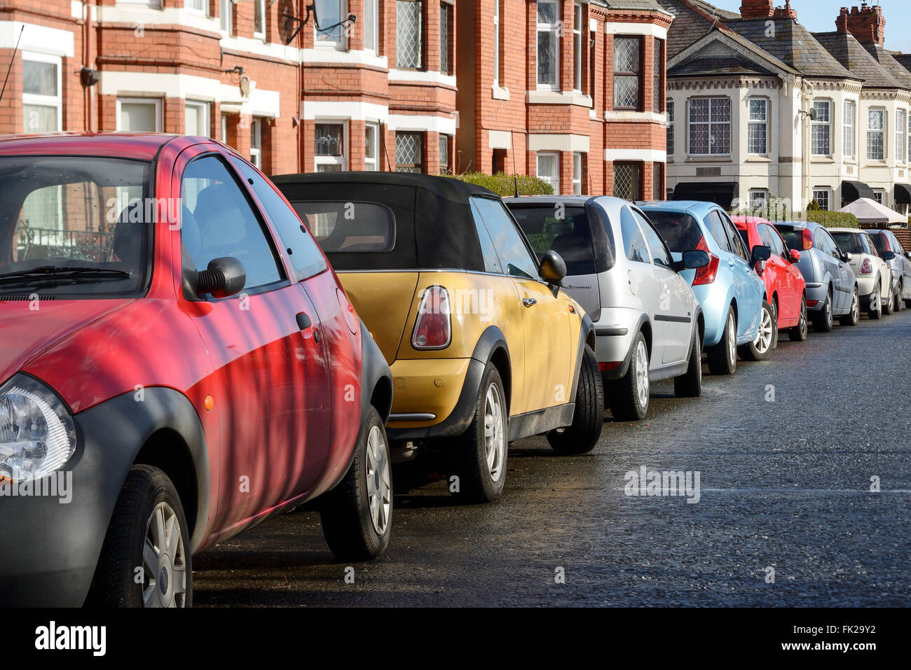 Macchine parcheggiate su strada immagini e fotografie stock ad alta ...