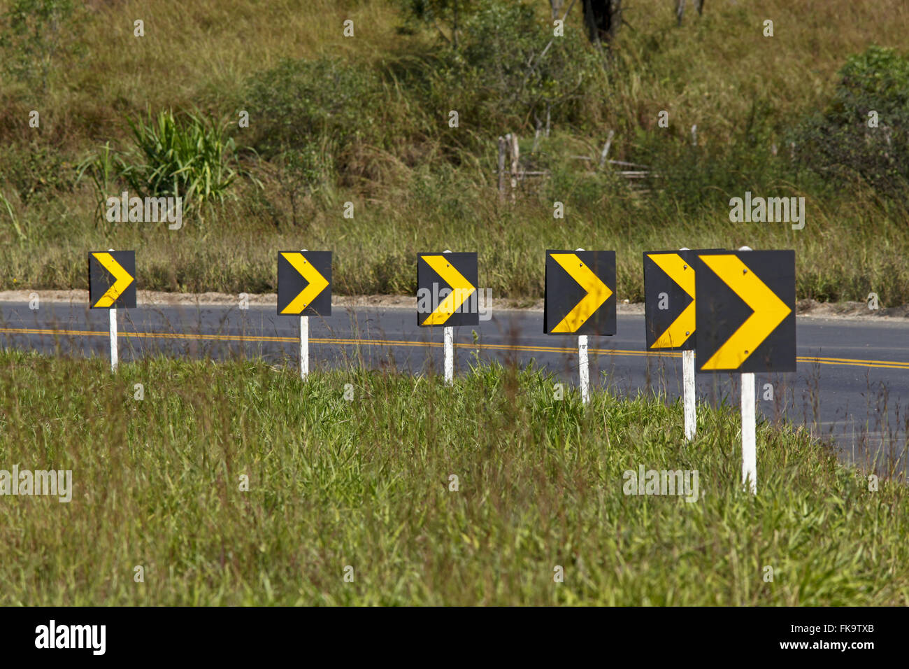 La curva della strada immagini e fotografie stock ad alta risoluzione ...