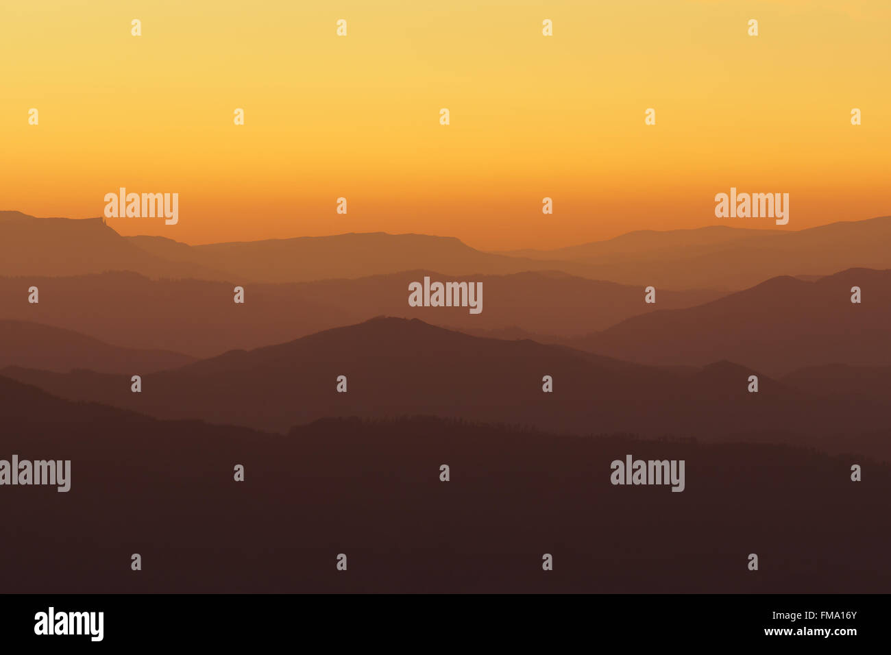 Sagome di montagna immagini e fotografie stock ad alta risoluzione - Alamy