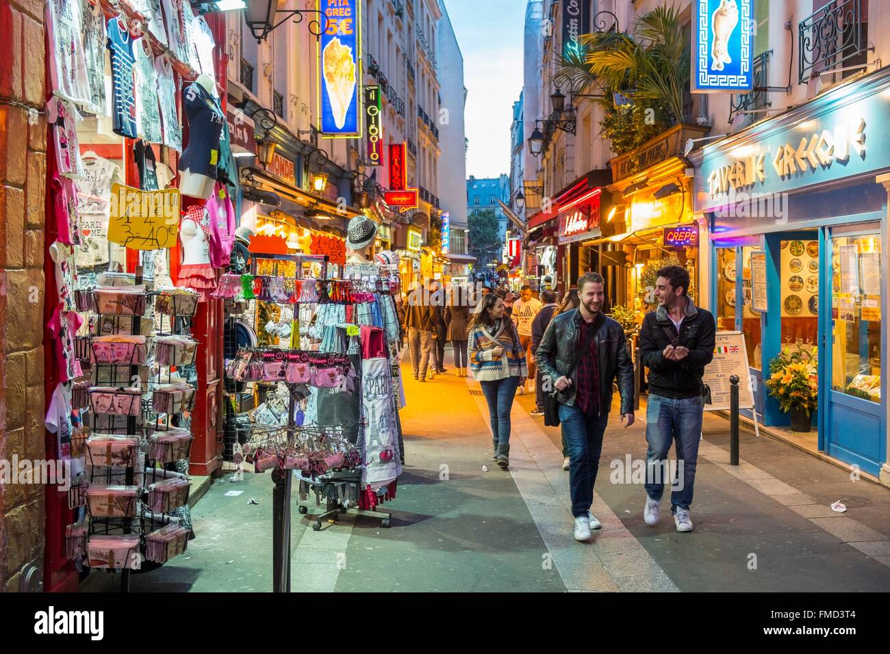 Francia, Parigi, quartiere di Saint Michel, la strada pedonale di ...