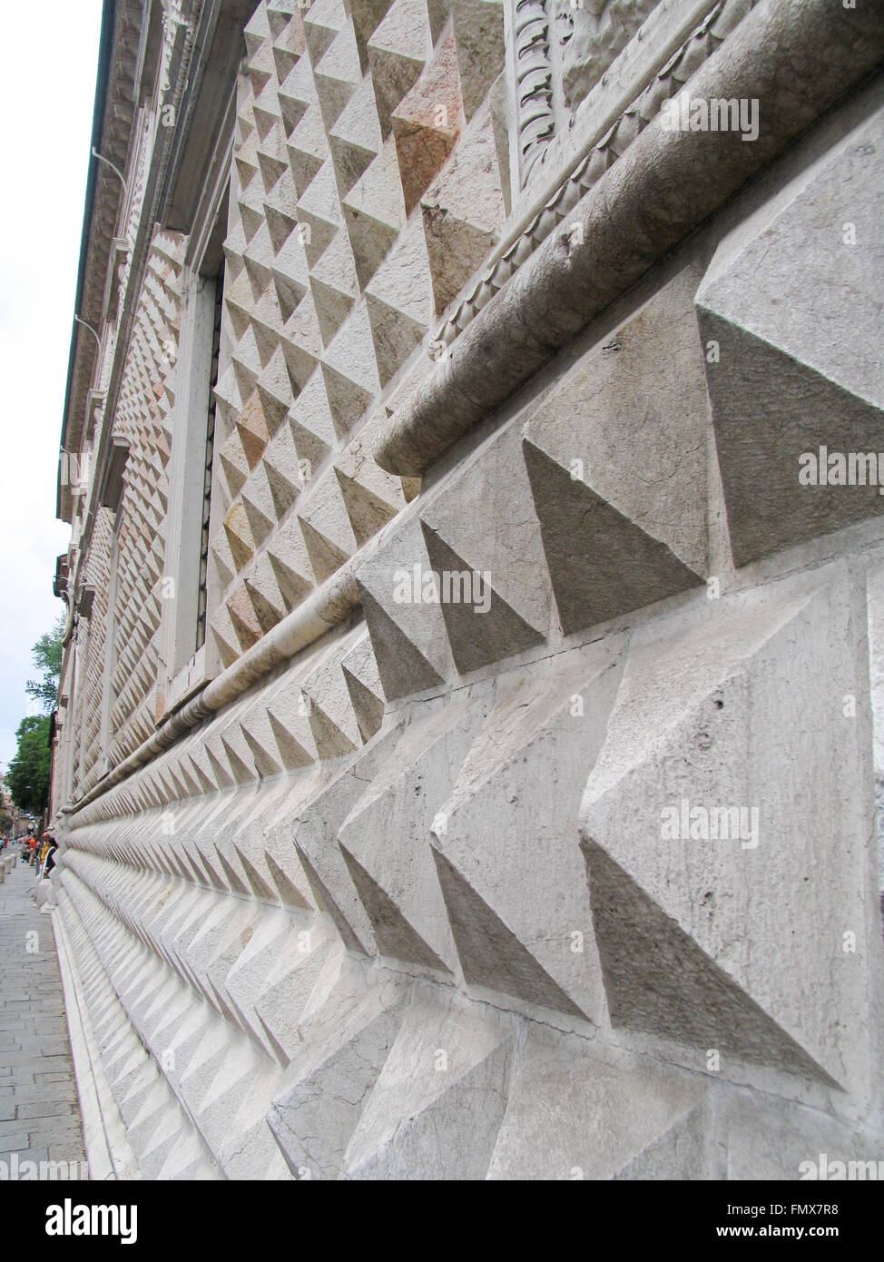 Bugnato prismatico caratteristica delle pareti esterne del Palazzo dei ...